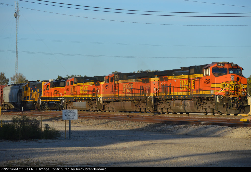 BNSF 4687, KCKMEM tied down